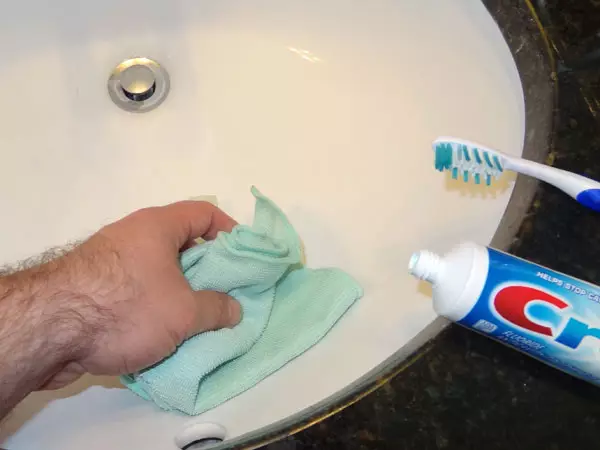 Drain hole Surely, each of you has a small amount of toothpaste occasionally falling directly onto the drain hole in the sink. Do not just wash off this mass, rub it with a towel or rag and the drain will become not only clean, but also get rid of unpleasant odors.