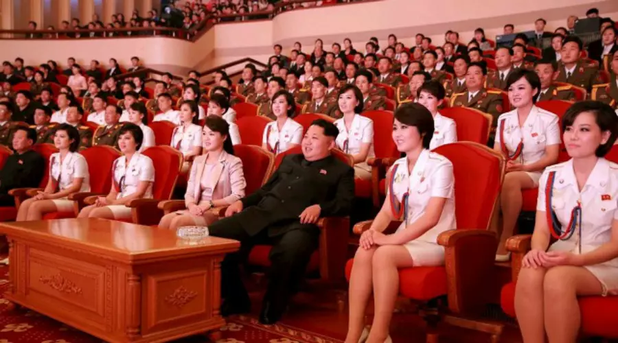 Misalin kakan A karon farko, kakan Kim Jong-un ne ya shirya abin da ake kira "kungiyar kwararrun mata" a shekarar 1978. A Koriya ta Arewa, ana kuma yi wa 'yan matan laƙabi da "Squad of Happiness" -' yan mata 2,000 waɗanda aka horar da su duka don kula da jagora da biyan duk buƙatun sa.