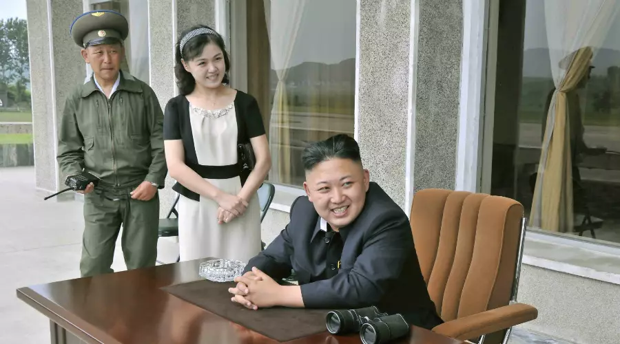 Bayyanuwa da shekaru 'Yan mata na "Squad of pleasure" ba za su iya yin tsayi ba. Santimita 165 shine iyakar da Kim Jong-un ke so. Yawanci, ana ɗaukar masu gadin daga shekara 13, a 20, kamar yadda aka ambata a sama, ana tura 'yan mata da karfi don yin aure.