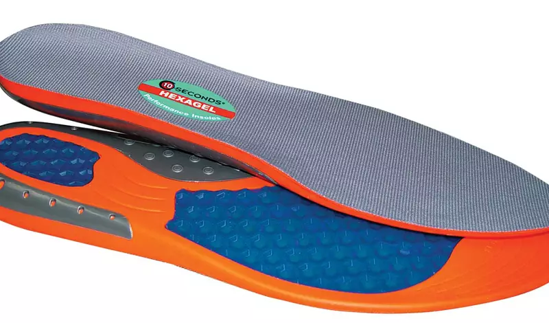 Insoles Çavkaniya bingehîn a bêhna xirab a ji pêlavên we pêlav in. Li vir, di nav tiştên din de, hemî qirêjiya ku di nav rojê de hatî berhev kirin têne berhev kirin. Çareseriya vê pirsgirêkê hêsan e: her şev pêlavên xwe ji pêlavên xwe derxînin û wan di qutiyek taybetî ya soda sosê de hilînin. Ew ê ne tenê şiliya zêde, lê di heman demê de bêhneke ne xweş jî bigire.