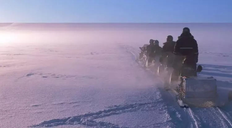 Framåt, i norr Gravity drar oss inte alls ner, utan mot jordens centrum. På en rund planet fungerar den utmärkt, men på en plan planet gör den inte det. Tyngdpunkten på en sådan jord skulle ligga någonstans långt borta på nordpolen. Allt som finns på planeten, inklusive vatten, berg och träd, skulle dras till en punkt.