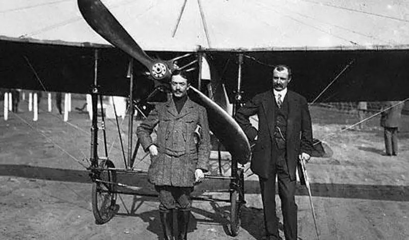 História Os cintos de segurança apareceram pela primeira vez no avião, e não no carro, como muitos pensam. O primeiro voo em veículo caseiro foi feito pelo engenheiro francês Adolphe Pegu. Para fazer o famoso loop e fazer um longo vôo de cabeça para baixo, ele veio com cintos para jogar pelo seguro. As mesmas correias, com modificações significativas, foram então transferidas para o transporte terrestre.