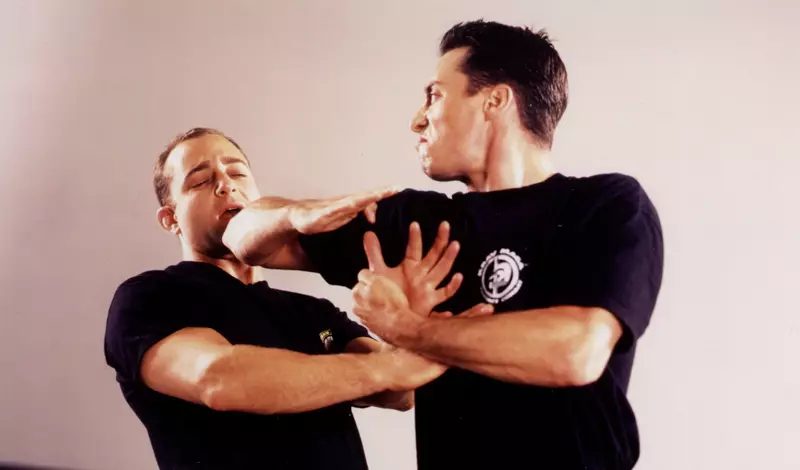 Nguồn gốc của Krav Maga Mười năm sau, Imi phát hiện ra rằng gần như toàn bộ châu Âu đã tồn tại chế độ Đức Quốc xã bù nhìn và quyết định chuyển đến Palestine để đấu tranh cho việc thành lập nhà nước Do Thái của Israel. Năm 1942, ông gia nhập tổ chức bán quân sự của Hagan, ban lãnh đạo của họ rất nhanh chóng nhận thấy khả năng xuất sắc của Imi với tư cách là người hướng dẫn chiến đấu. Cựu vận động viên này gần như ngay lập tức trở thành người đứng đầu trung tâm huấn luyện cho các đơn vị tinh nhuệ của quân đội Israel non trẻ. Nghệ thuật của anh bắt đầu được truyền dạy cho các bộ phận của Palmah, lính biệt kích hải quân Paliam, và sau đó, dần dần, trở thành một khóa huấn luyện bắt buộc đối với mọi người lính - không phân biệt giới tính.