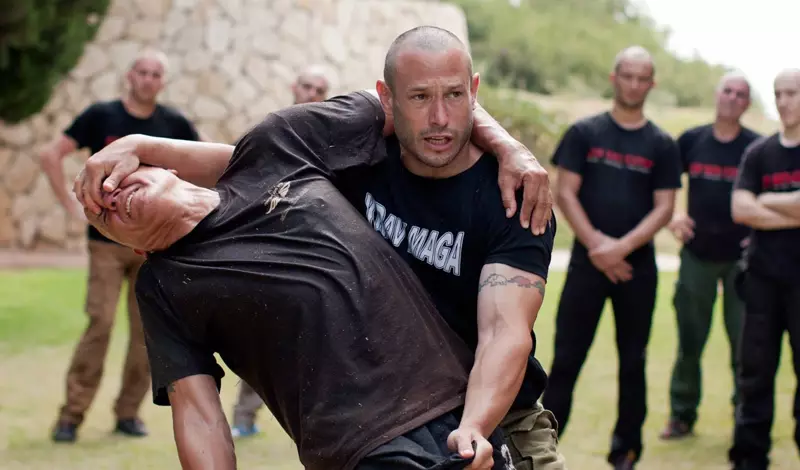 Tập trung vào những phần dễ bị tổn thương trên cơ thể Nguyên tắc chính của Krav Maga là tập trung vào những điểm dễ bị tổn thương của đối phương. Nhiều đòn phản công liên quan đến các cú đánh vào cổ họng, mắt và háng. Không giống một người đàn ông? Vậy thì sao. Tuy nhiên, bạn được đảm bảo sẽ ra khỏi cuộc chiến với tư cách là người chiến thắng, hoặc ít nhất là có thời gian rút lui khỏi chiến trường càng nhanh càng tốt. Krav Maga chỉ theo đuổi một mục tiêu: người sử dụng nó phải tồn tại - thời gian.