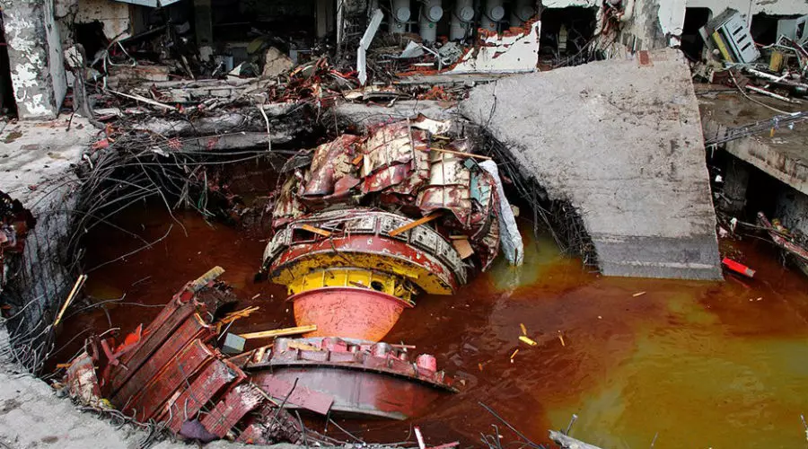 Desinformación de la población Después de la explosión, una columna de polvo y humo de un kilómetro de largo se elevó hacia el cielo. Ardía y brillaba con una luz de color rojo anaranjado, ¡un espectáculo de otro mundo! Las autoridades ya no podían fingir que no había pasado nada. Necesitaba un truco. Mire lo que la gente desafortunada se vio obligada a creer.