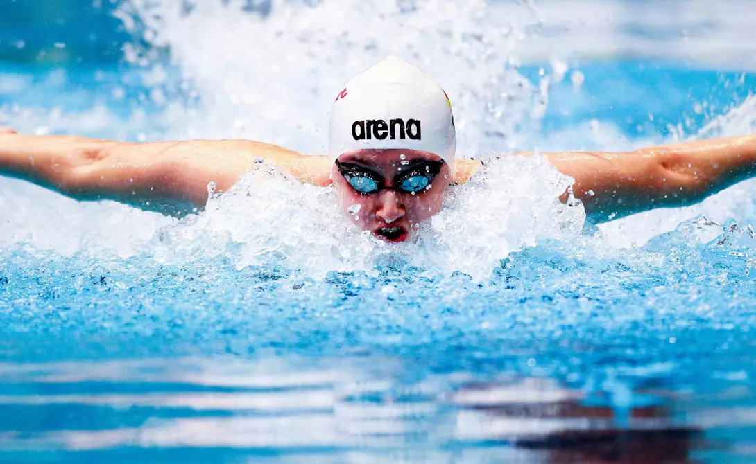 Swimüzmek mingüzmekden duruşyňyzy gowulaşdyrmagyň has gowy usuly ýok. Diňe bedeniň ähli myşsalaryny işletmek bilen çäklenmän, duruşyňyzy düzetmegi hem öwredýär: suwda kelläňizi suwuň üstünde saklamaly we munuň üçin oňurgany birneme arkaýyn saklamaly.