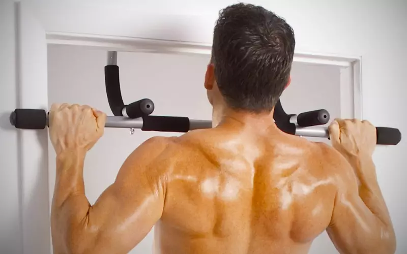 Pull-ups Pull-ups is ideale oefeninge vir die ontwikkeling van die biceps en skouergordel, rug- en borsspiere. Almal kan ten minste 'n paar keer optrek. Gryp die horisontale staaf, hande skouerwydte uitmekaar, en buig u arms en trek u tot by die staaf sodat u u ken daarop kan rus. Die spoed van die pull-ups moet laag wees, aangesien spiergroepe die beste stadig uitgewerk word.