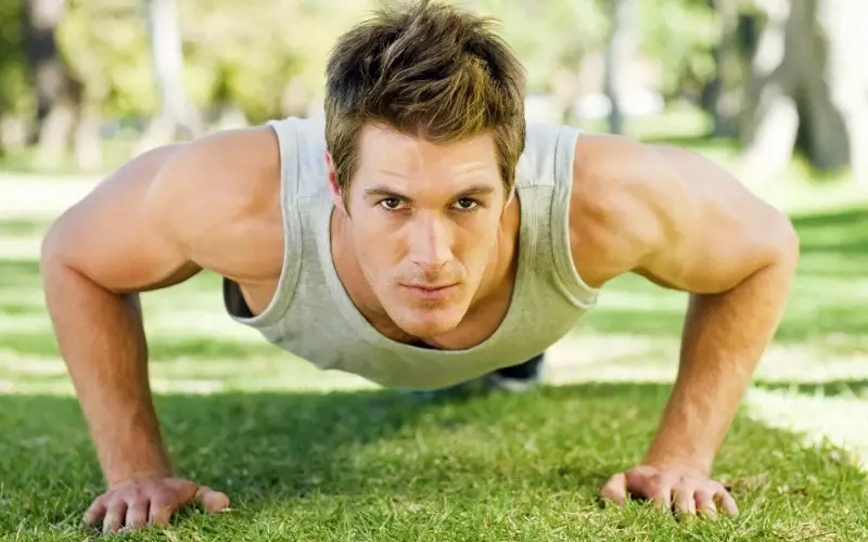 Push-ups Classic push-ups is 'n uitstekende oefening om spiere te bou en spiere in jou skouers, bors en buik te ontwikkel. Met u arms effens wyer as u skouers gesprei, lê met die gesig na onder en hou u liggaam reguit en amper parallel met die vloer. Buig jou elmboë, laat sak tot op die vloer totdat jou bors die grond raak, en staan ​​dan op. Die belangrikste ding is dat die liggaam opgehef word deur die krag van die arms, moenie jouself help deur jou onderrug te buig nie.