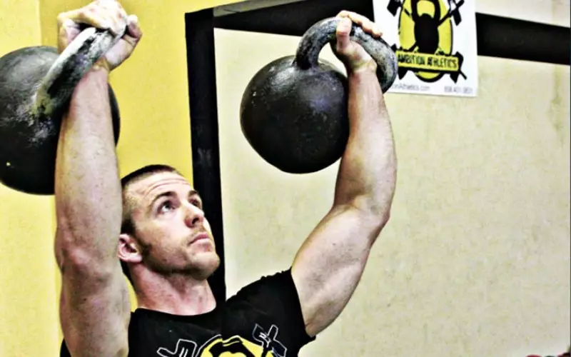 Overhead Press Spiss tissejjaħ "l-istampa tal-armata". Uża dumbbells jew kettlebells minflok barbell, sabiex tkun tista 'tbiddel il-pożizzjoni ta' idejk fid-direzzjoni tal-vjaġġ jekk tħossok skomdu. Ibqa 'b'saqajk il-wisa' ta 'l-ispalla, poġġi d-dumbbells fuq spallejk. Għolli l-manubri alternattivament jew fl-istess ħin jekk għandek problemi fid-dahar.