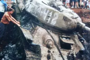 T-34 leżał na bagnach po wojnie: wyciągnęli go i próbowali startować