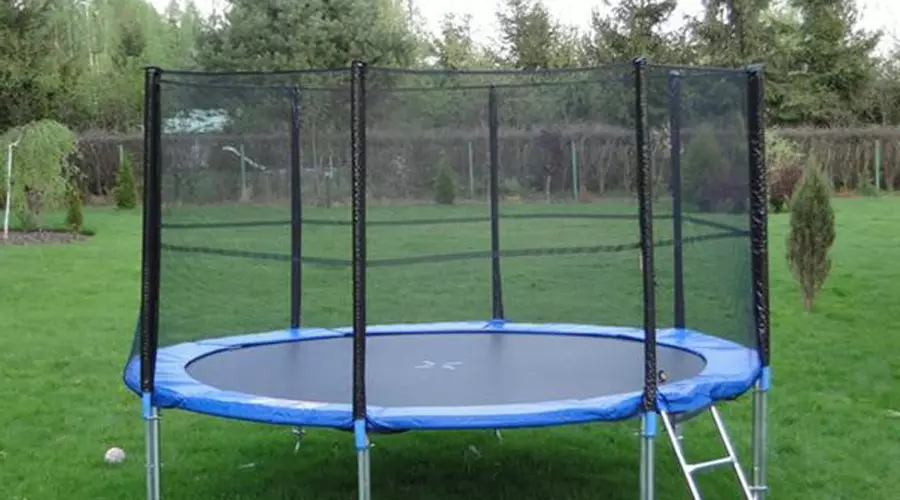 Trampolines साना trampolines बढ्दो गर्मी कोटेज मा देखा पर्दै छन् - रमाईलो मनोरन्जन अपेक्षाकृत थोरै पैसा को लागी। खाता मा trampoline मा लगातार चोटहरु डाक्टरहरु डराउँछन्: टूटेको जांघ हड्डी, घाँटी चोट, हड्डी विस्थापन - रमाईलो को लागी कुनै समय छैन।