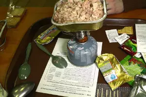 兵士の缶詰パン：配給と味を開く