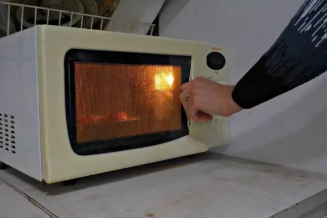 Tunawasha microwave wazi na tuone kinachotokea. Video