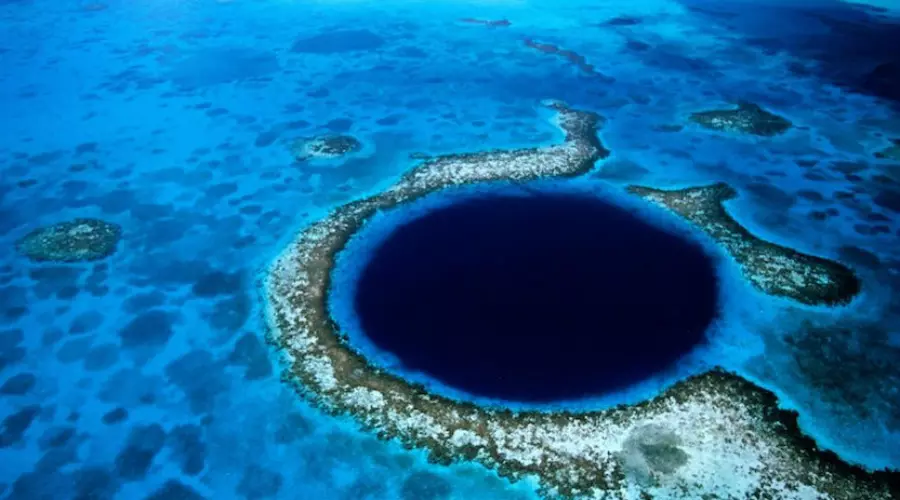 Was ist das? Ein idealerweise runder Trichter im Karibischen Meer kann durchaus mit einer Tür zu einer Parallelwelt verwechselt werden. 300 Meter im Durchmesser und 124 Meter tief – wer weiß, was sich ganz unten verbirgt.