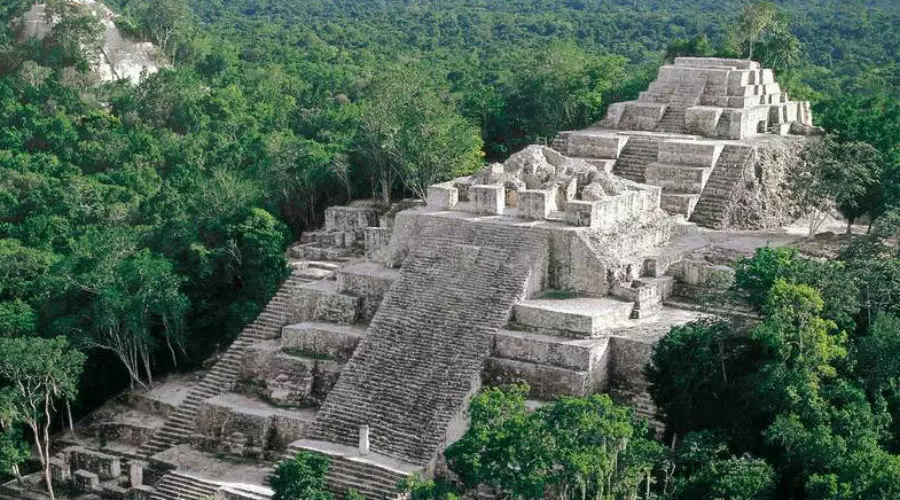 Ho na le li-sinkholes tse ngata tse tšoanang Hloahloeng ea Yucatan e haufi. Masoba ana a mafikeng a ne a tlatsoa ke pula le metsi a hloekileng a fatše. Maindia a Maya a ne a li sebelisa joalo ka liliba, mme ka nako e ts'oanang ba ne ba lumela hore botlaaseng ba likheo tse joalo ho na le tsela e eang lefatšeng la bafu.