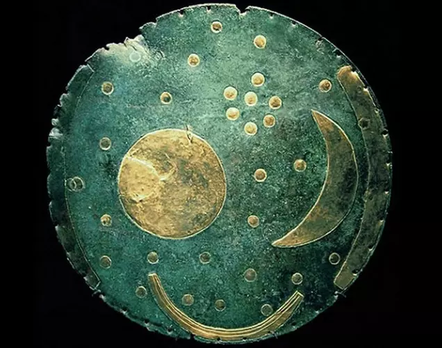 Nebra Sky Disc Galle археологиялық мұражайы Артефакт біздің дәуірімізге дейінгі 17 ғасырға жатады. Тарихшылар ежелгі адамдардың ғаламның құрылымы туралы дәл осындай түсінікке ие болуының себебін түсіндіре алмайды (және дискіде аймен күн ғана емес, сонымен қатар Плейад шоқжұлдызының 32 жұлдызы бейнеленген).