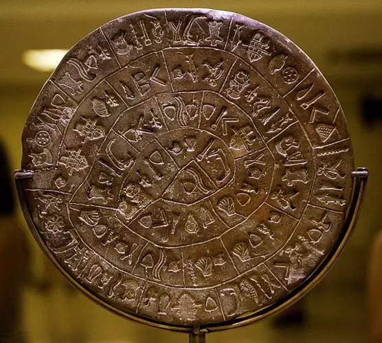 Phaistos disc Heraklion Museum Hjir is de âldste printe tekst yn 'e wrâld. De terracotta -skiif is fersierd mei frjemde tekens mei reliëf mei seehûnen. De technology foar it meitsjen fan dizze postsegels bliuwt in mystearje.