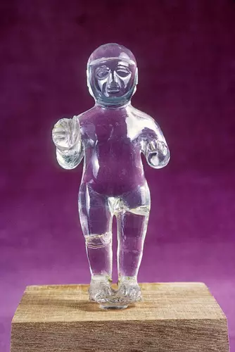 Crystal Astronaut Walters Museum Figuren ble laget av bergkrystall i 1500 f.Kr. Eksperter antyder at det kunne ha blitt laget av håndverkere fra den hetittiske sivilisasjonen. På den tiden hadde imidlertid en person rett og slett ikke muligheten til å behandle krystall så rent, og dette er det første mysteriet. Den andre er selve formen på figuren: foran oss er en astronaut tydelig kledd i en romdrakt.