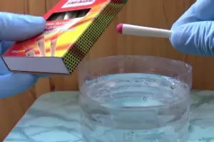 水でも燃えるマッチの作り方。ビデオ