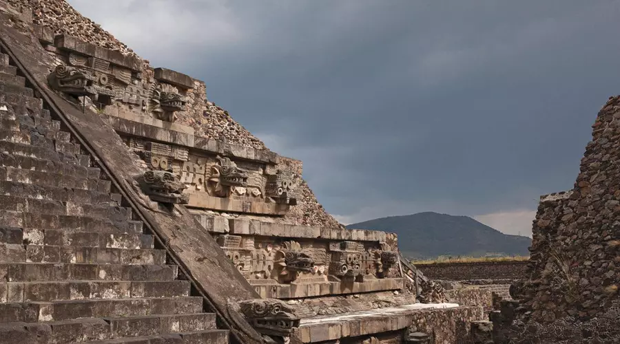 Underjordisk innsjø En annen overraskelse ventet forskerne etter den sekundære undersøkelsen av den mindre pyramiden. Det viste seg at grunnlaget for fundamentet skjuler en hemmelig tunnel som fører til en underjordisk innsjø. Mest sannsynlig ga Mayaene dette reservoaret mystiske egenskaper. Ifølge en av de mest sannsynlige teoriene kunne indianerne betrakte det underjordiske reservoaret som terskelen til den andre verden. Etter å ha passert gjennom alle tre pyramidene, nådde presten de dødes rike, hvor han hentet mystisk kraft for hele folket.