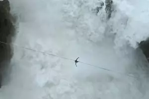 Un fou a marché sur une corde raide sur une vague géante