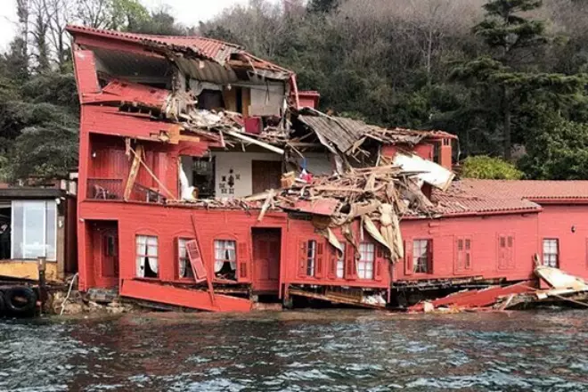 Sebuah kapal tangki yang marah menggegarkan pantai Istanbul