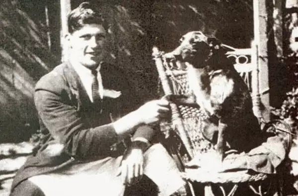 Madra Bluey, 29 bliain agus 160 lá Mhair madra buachailleachta Astrálach darb ainm Bluey le bheith 29 bliana agus 160 lá. Fuair ​​an madra bás i 1939, agus cuireadh a ainm san áireamh i liosta na sealbhóirí taifead fad-saoil.