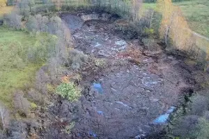 Tasik, sedalam beberapa meter, hampir seketika mengalir di bawah tanah bersama dengan ikan. Video