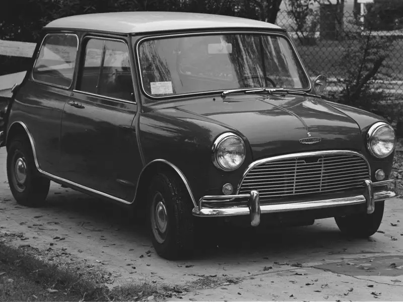 Mini Cooper La meitat del cotxe de Mini Cooper es va trobar atrapada en una canonada de clavegueram de Londres. Així doncs, ningú no va entendre com hi arribava una part del cotxe.