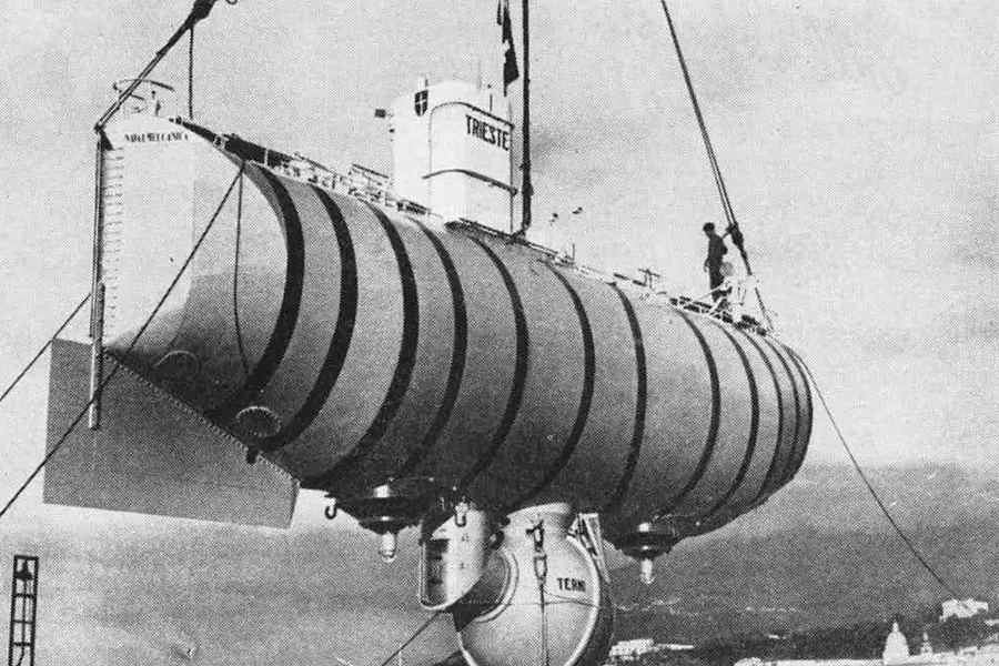 The Dive of Trieste Gwnaed un o'r ymdrechion dynol cyntaf i ddatgelu dirgelwch Ffos Mariana ym 1960. Suddodd y bathyscaphe Trieste, a grëwyd yn labordai NASA, i ddyfnder o 10,915 metr. Dechreuodd gwyddonwyr ar fwrdd llong ymchwil Glomar Challenger dderbyn gwybodaeth sain ryfedd: roedd yn ymddangos bod rhywun yn llifio metel. Cofnododd y camera'r cysgodion anarferol a oedd wedi cronni o amgylch y bathyscaphe. Dringodd cymaint ag wyth awr i wyneb y "Trieste", ac yn ystod yr arolygiad o'r croen, torrwyd tair o'r pedair siambr, a thorrwyd y ceblau codi yn eu hanner. Mae pwy allai fod wedi gwneud hyn yn dal yn aneglur.