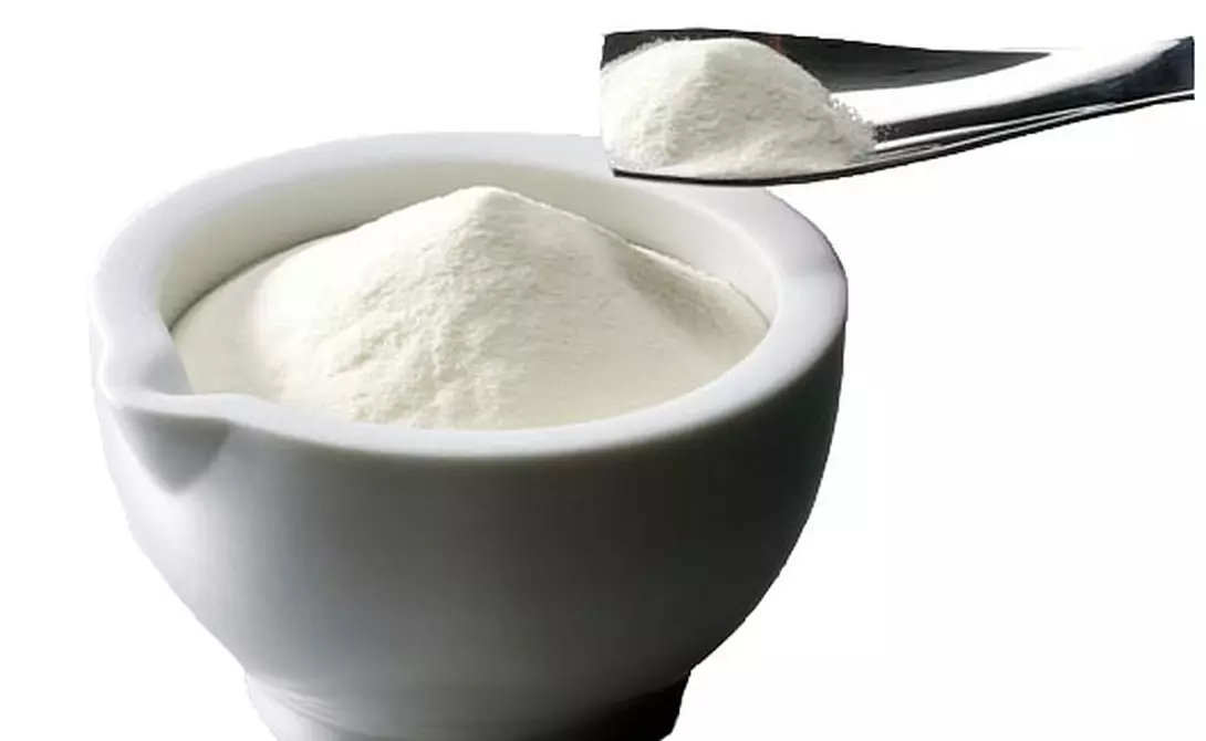 Chalk Kasagaran, ang yano nga chalk gidugang sa sour cream ug cottage cheese. Dili kini makadaot - apan isulti mo kanako, kinsa ang ganahan mokaon og tisa? Hatagi'g pagtagad ang istraktura sa curd. Sobra nga crumbly, walay lami nga produkto nagpasabut nga mga additives.