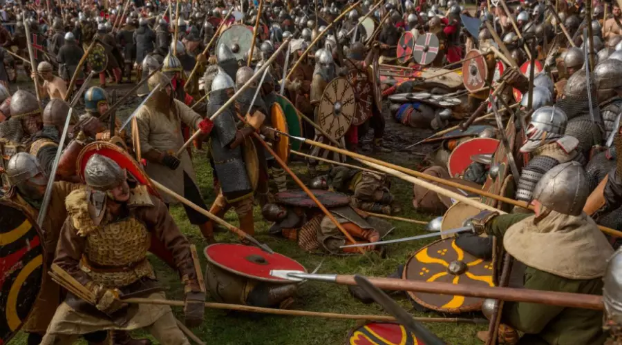 Nauda valda šovu Viss iepriekš minētais nenozīmē, ka vikingi bija apsēsti slepkavas, kas būtu gatavi darīt jebko viena mērķa sasniegšanai - ienaidnieka iznīcināšanai. Gluži pretēji, norvēģu jūrnieki izvēlējās izvēlēties vieglus mērķus. Izolēti klosteri, nomaļi ciemati: šādās vietās mirstības risks bija zems, bet iespēja kļūt bagātam ir augsta. Normāņi neizrādīja bruņniecību - ja mērķa sasniegšanu veicināja slazds vai maldināšana, viņi izmantoja šos trikus. Reidi nebija slepkavībai un godam. Vikingi meklēja bagātību.