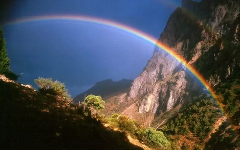 Rainbow Ang usa ka balangaw sa silangan nagpasabut nga ang ulan milabay na, sa kasadpan - ang pagduol sa usa ka atubangan nga puspos sa basa nga hangin.