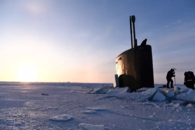 Nuklear U -Boot am Äis hänke bliwwen, simuléiert en Attack op Russland