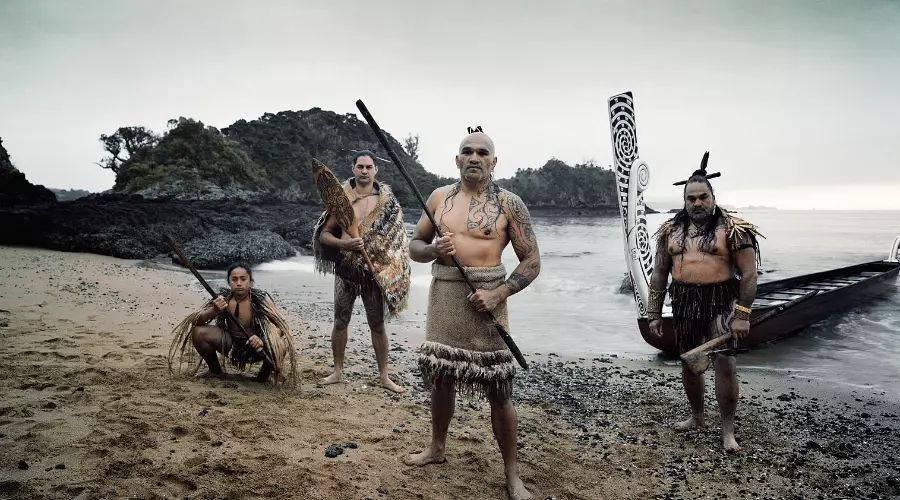 Maori -sivilisasjonen Maoriene, en av stammene i New Zealand, underkastet alle andre stammer brutale kriger. Slavehandlere, jegere, kannibaler - selv britiske kolonister var redde for å kontakte Maori, som i prinsippet ikke anså slike stammer for å være mennesker. Etter å ha mottatt skytevåpen til rådighet, mistet maoriene hodet. Øyene ble oppslukt av krigsflammer, med 18.000 dødsfall i løpet av få måneder. Og konfrontasjonen mellom britene og maoriene varte i mange år til nesten alle villmennene ble utryddet.