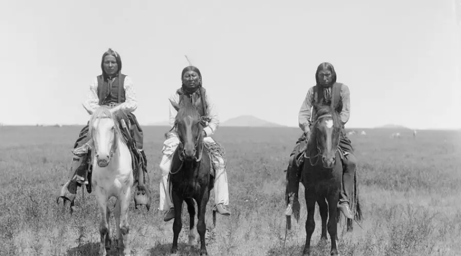 L-Imperu Comanche L-Amerikani Nattivi kellhom ukoll l-imperu tagħhom stess. Il-Comanche ddeċidew il-biċċa l-kbira tal-preriji, u kkonsolidaw il-pożizzjoni tagħhom b’rejds brutali fuq tribujiet oħra. Kienu l-Comanches li beżgħu lill-Ispanjoli u lill-Franċiżi milli jesploraw il-pjanuri. Iżda l-koloss kien fuq saqajn tafal: mill-1868 sal-1881, l-isterminazzjoni sistematika tal-buflu wasslet għal ġuħ, l-imperu Comanche waqa '.