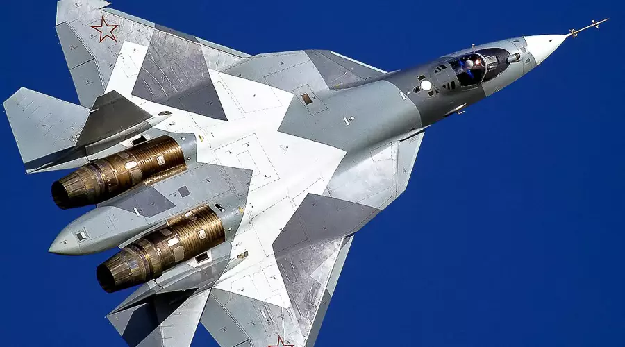 Fighters Russia Эң жаңы Т-50 америкалык Рапторлордун негизги душманы болот деп күтүлүүдө. Көбүрөөк маневрлүү, бирок радарлардан азыраак корголгон, душманды биринчи байкабаса гана олуттуу көйгөйлөргө дуушар болот.