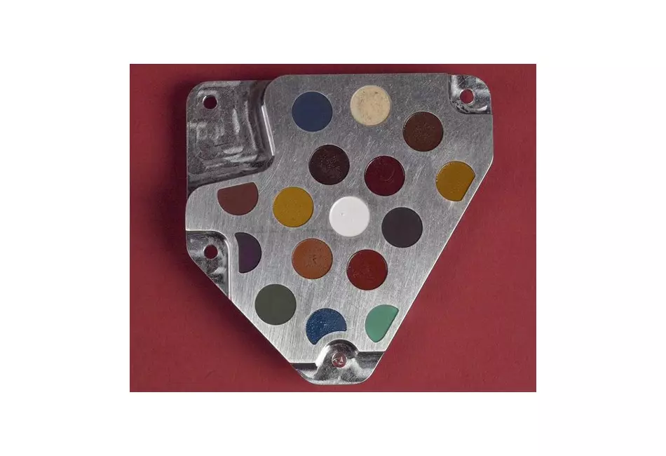 Daim duab xim los ntawm Damien Hirst, 2003. Daim duab no tau xa nrog Beagle 2 tus neeg tsaws tsaws rau Mars nrog lub hom phiaj nkaus xwb ntawm kev ntsuas lub teeb pom kev zoo. Tam sim ntawd tom qab tsaws, kev sib txuas lus nrog lub cuab yeej tau ploj mus, yog li nws tsuas yog kwv yees seb Martians paub qhov khoom siv kos duab hauv qhov kev tiv thaiv no lossis lees txais nws ua ib feem tseem ceeb ntawm lub rover.