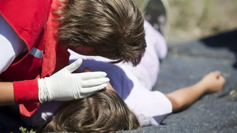 Culler epiléptica En caso de convulsión epiléptica, ningunha culler nos dentes axudará á vítima. A lingua, ao contrario do común equívoco, non se morderá a si mesma, pero pode danar facilmente os dentes cun obxecto estraño na boca. Intente xirar suavemente á persoa dun lado e poñer algo suave debaixo da cabeza, esperar a que pase o ataque e chamar a unha ambulancia.