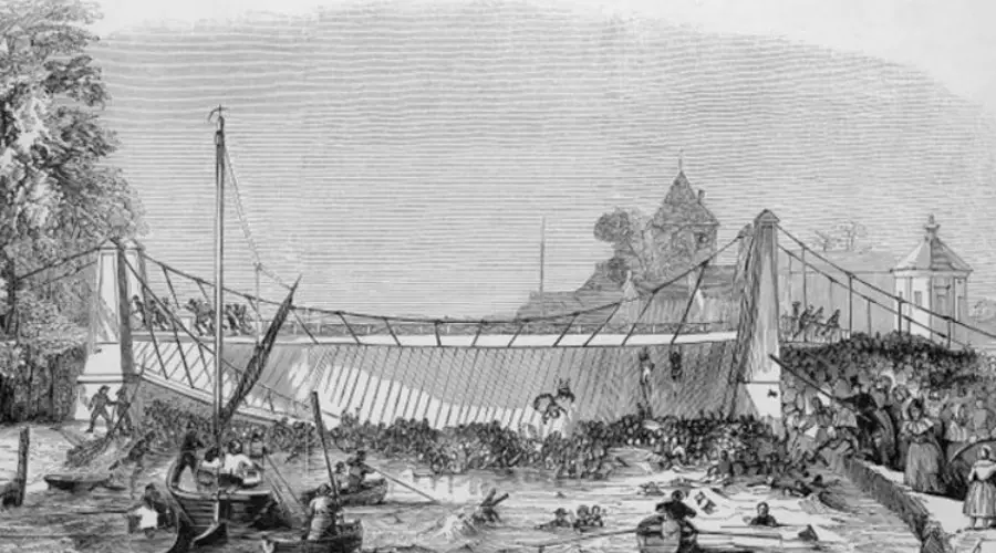 Yarmouth Bridge Feriene Keninkryk, 2 maaie 1845 Op dizze dei organisearre in groep clowns in vatrace op 'e rivier. Alders út 'e heule stêd brochten de bern om de prestaasjes fan' e brêge te bewûnderjen - doe't de clowns der ûnder nei de oare kant swommen, rûn de mannichte der tagelyk ta. De brêge koe de hommelse en abrupte ferskowing fan it swiertepunt net ferneare.