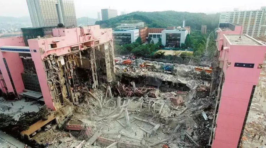 Sampoong Shopping Center Coreia do Sul, 29 de junho de 1995 Não se sabe ao certo qual foi o principal motivo do desabamento do telhado de um shopping center em Seul. Os arquitetos cometeram muitos erros, desde o uso de materiais baratos até o projeto de carga inepto. 502 pessoas foram vítimas da negligência dos artesãos.