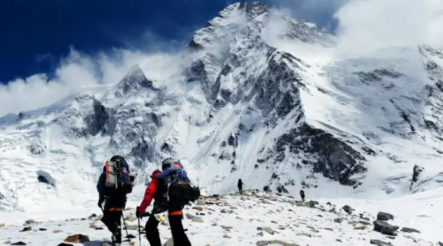 Expeditioun Wissner An am Joer 1939 gouf en anere Versuch fir den Mountain of Death ze eroberen vum Fritz Wissner gemaach. Seng Equipe huet de Sommet net nëmmen 200 Meter erreecht. Am Géigesaz zu Houston huet de Wissner d'Entscheedung getraff fir mam Doud weiderzekommen. Hien huet nach ëmmer missen dréinen, wéi an 30 Minutten den Dudley Wolf, de Pasang Kikuli, de Pasang Kititar an de Pinzo ouni Spur vum Piste verschwonnen sinn.