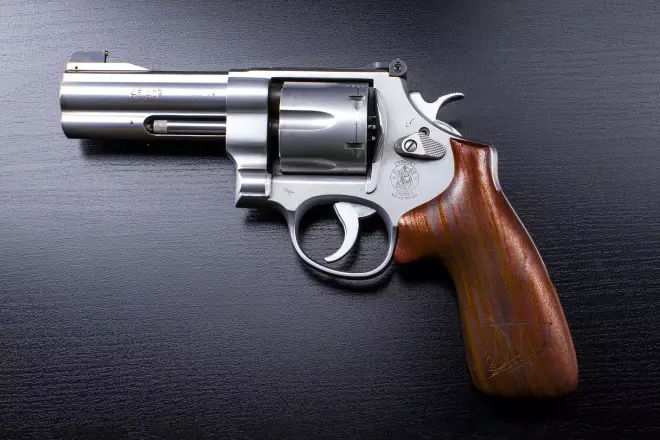 Cum funcționează un revolver: o armă mortală din interior