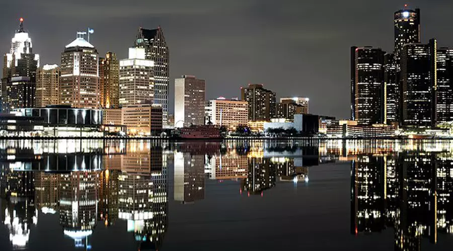 Detroit USA De voormalige 'autohoofdstad' van de Verenigde Staten in de jaren '80 van de vorige eeuw veranderde in een echte put voor criminelen van alle soorten en maten. Nu geeft de gemeente de stad echter geleidelijk weer haar oude grandeur terug. Tegenwoordig krijgen specialisten uit verschillende sferen tot $ 2,5 duizend per maand aangeboden, alleen al omdat ze in de stad zullen werken.