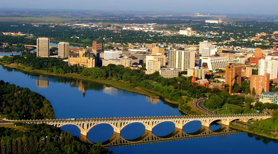 Intara ya Saskatchewan Kanada Muri Kanada, kimwe no muri Amerika, urubyiruko ntirushishikajwe no guhuza ubuzima bwabo n’ahantu hitaruye imigi minini. Abafashe icyemezo cyo kujya Saskatchewan byibuze imyaka 7 barashobora kwiringira inkunga ya leta ingana na $ 20.000. Ntabwo ari bibi, sibyo?