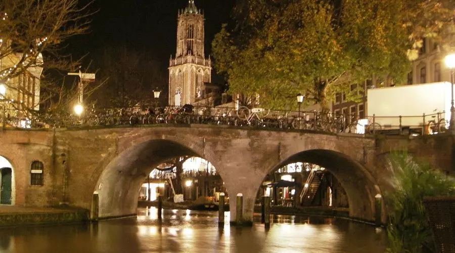 Utrecht Holland Holland imaze umwaka ikora igeragezwa ridasanzwe. Buri muturage utrecht abona amayero igihumbi kumwezi. Rero, sociologiste bagerageza kumva icyo abantu bazakora mugihe cyabo cyubusa kubikorwa byakazi.