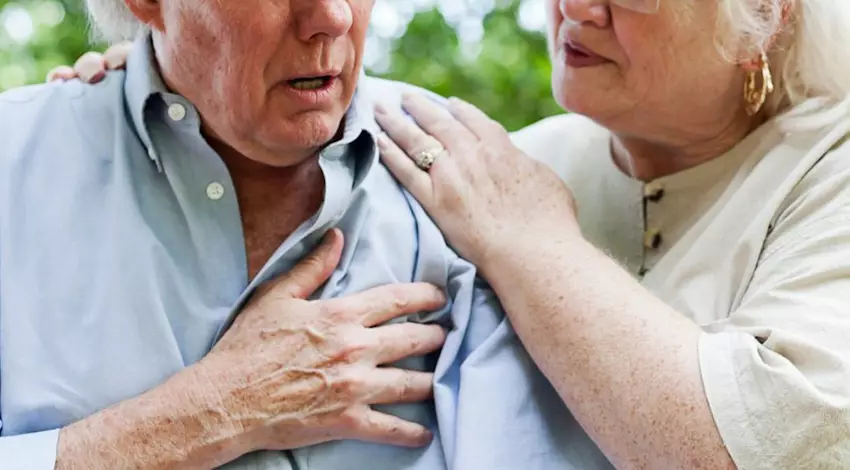 Sangue dalle orecchie Le orecchie rosse mostreranno un flusso di sangue. Perforare i lobi con un ago (non passare, agisci con attenzione!) In modo che una goccia di sangue scorra da ogni ferita. Le espressioni facciali della vittima dovrebbero tornare alla normalità. In altri dieci o quindici minuti la persona tornerà in sé: non esitare e vai in ospedale.