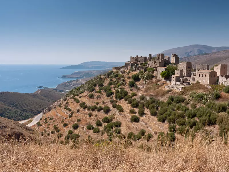 Cape Matapan Grécko Jaskyne Cape Matapan sa nachádzajú na južnom cípe pevninského Grécka. Aby ste ich našli, musíte zísť dole pod skalu, až na samotnú hladinu mora. Práve tu starí Gréci lokalizovali prechod do Hádu. Ktovie, možno sa až tak nemýlili.