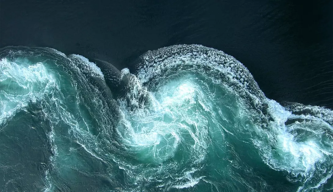 Saltstraumen Norveç Dünyanın en güçlü gelgit akıntısı küçük bir boğazda bulunur. Buradaki su saatte 58 kilometrelik etkileyici bir hızla gelişiyor. Bu dar boğazdan altı saatte bir 520.000.000 metreküpe kadar su akar. Burada iki farklı akım çarpıştığında 13 metre çapında ve 8 metre derinliğinde devasa girdaplar meydana geliyor.