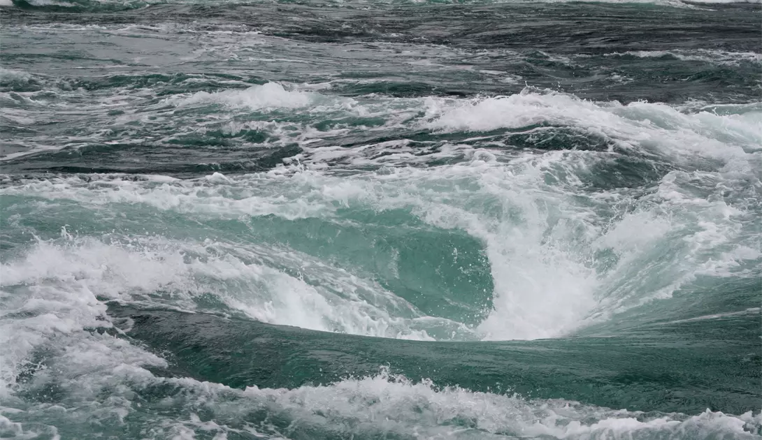 Moskstraumen Pasifik Okyanusu Edgar Poe mistik bir hikaye olan Descent into the Whirlpool'da bu girdabı yüceltmiştir. Girdapların çoğu gelgitlerden ve akıntılardan kaynaklanır, ancak Moskstraumen açık okyanusta bulunur. Girdabın çapı 80 metreye ulaşabiliyor ve bu da onu büyük gemiler için bile tehlikeli hale getiriyor.